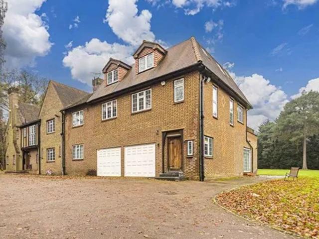 Oak Lodge, Heathbourne Road, Bushey Heath, WD23 1PB, United Kingdom | 4 bed duplex for rent #137305938 | Rentberry