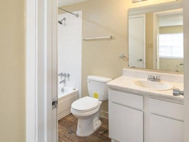 Oak Manor Apartment Homes 3 bedroom 1.5 bathroom Classic