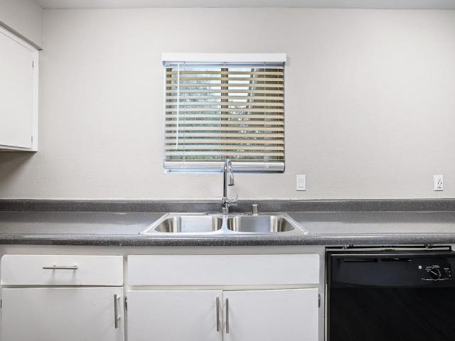 Oak Park Townhomes 4 Bedroom Apartment for Rent at 1100 Martin Luther King Jr Ave, Tulare, CA 93274