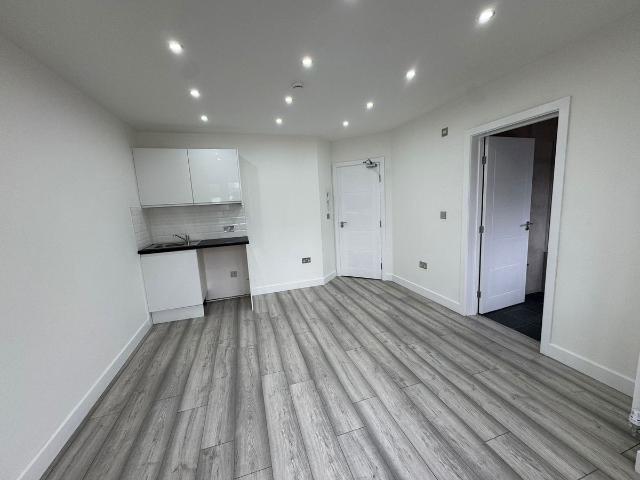 Oak Road, West Bromwich B70, 5 bed detached house to rent, £3,000 pcm | PrimeLocation