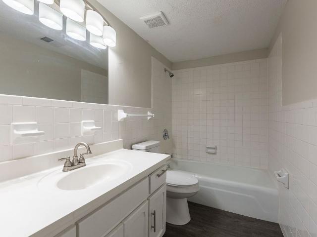 Oak Ridge Apartments in Millard 1 Bedroom Apartment for Rent at 12775 Woodcrest Plz, Omaha, NE 68137