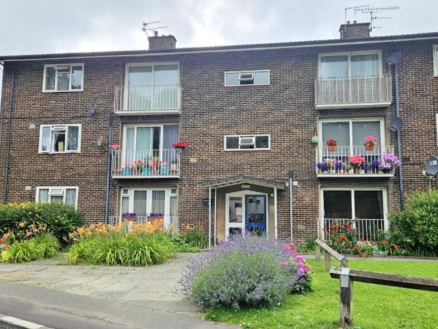 Oak Way, Crawley, West Sussex. RH10, 2 bed flat to rent, £1,400 pcm | PrimeLocation