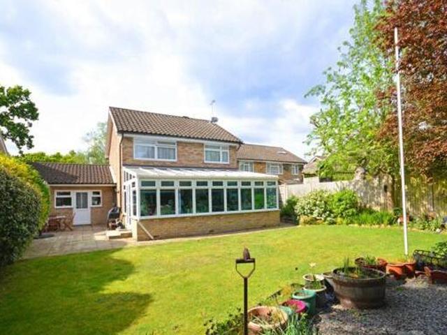 Oak Tree Close, Headley, 4 Bedroom Detached