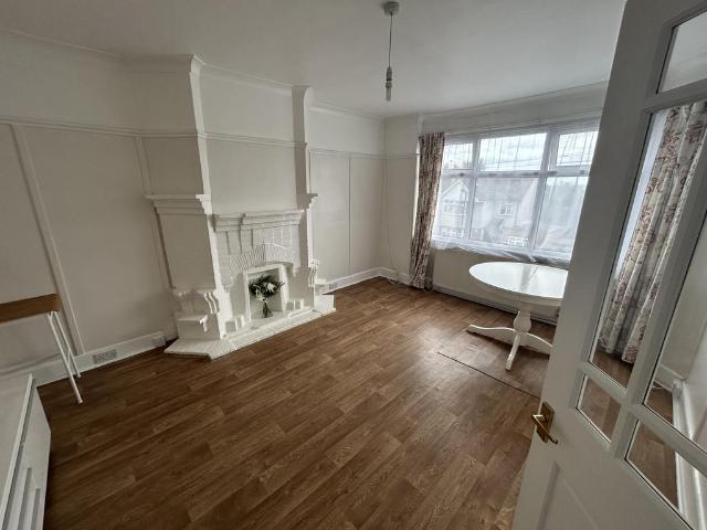 Oak Tree Dell, London NW9 2 bed flat to rent £1,850 pcm £427 pw