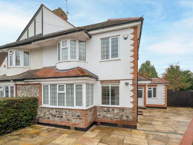 Oak Tree Drive, Totteridge, London, N20 4 bed semi detached house to rent £4,600 pcm £1,062 pw
