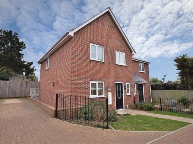 Oak Tree Gardens, COLCHESTER 3 bed house to rent £1,550 pcm £358 pw