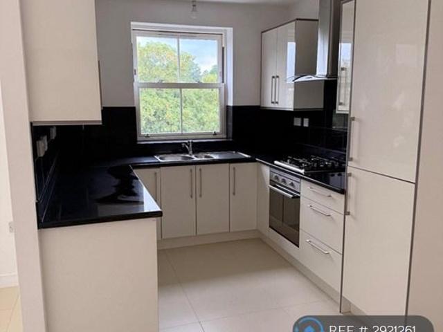 Oakbraes, Godalming, GU7 2 bed flat to rent £1,615 pcm £373 pw