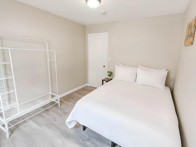 Oakcliff Neighborhood property off Fairburn Road. Spacious Bedrooms and Large Windows. Don't Miss!