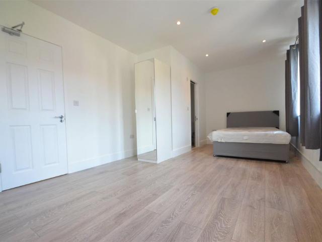 Oakdale Avenue, Northwood, HA6
