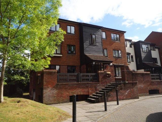 Oakdene Close, Pinner, Middlesex HA5, 2 bed flat to rent, £1,700 pcm | PrimeLocation
