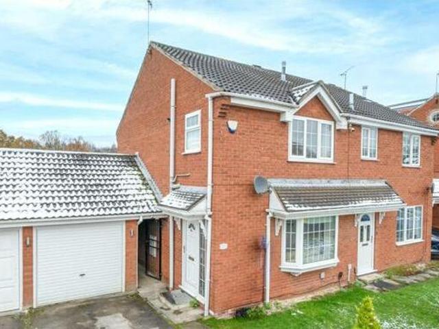 Oakdene Court, Leeds, 3 Bedroom Semi detached