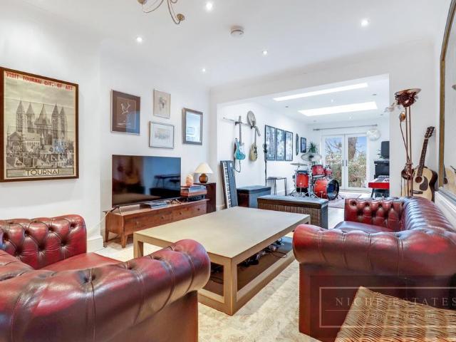 Oakdene Park, West Finchley, London. 5 bed semi detached house to rent £5,000 pcm £1,154 pw