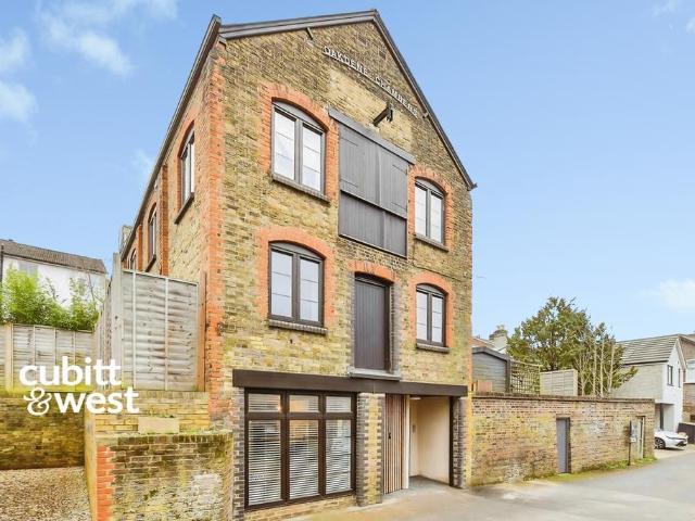Oakdene Road Redhill RH1 2 bed apartment to rent £1,650 pcm £381 pw