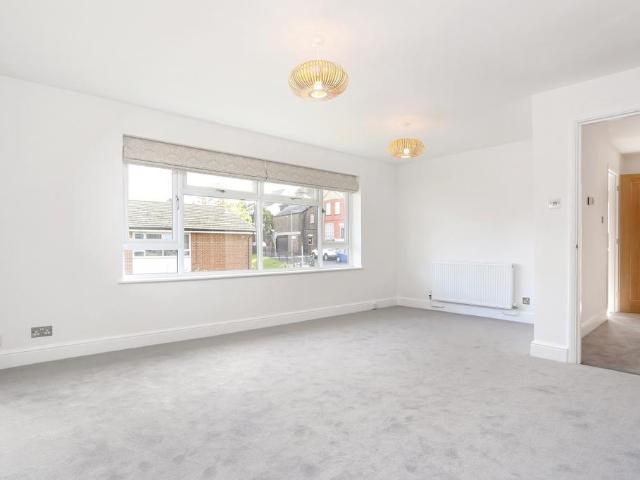 Oakdene Road Redhill RH1 2 bed flat to rent £1,550 pcm £358 pw