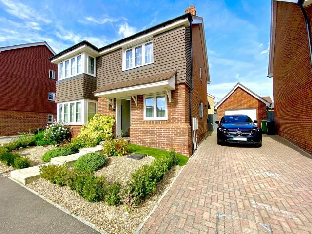 Oaken Wood Drive, MAIDSTONE, ME16 4 bed property to rent £2,400 pcm £554 pw