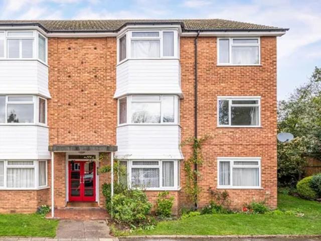 Oakenshaw Close, London, KT6 6EA, United Kingdom | 2 bed apartment for rent #165450872 | Rentberry