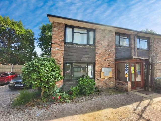 Oakfield Court, Sale M33, 2 bed flat to rent, £1,150 pcm | PrimeLocation