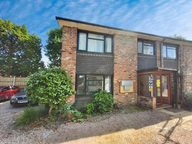 Oakfield Court, Sale, M33 2 bed flat to rent £1,150 pcm £265 pw