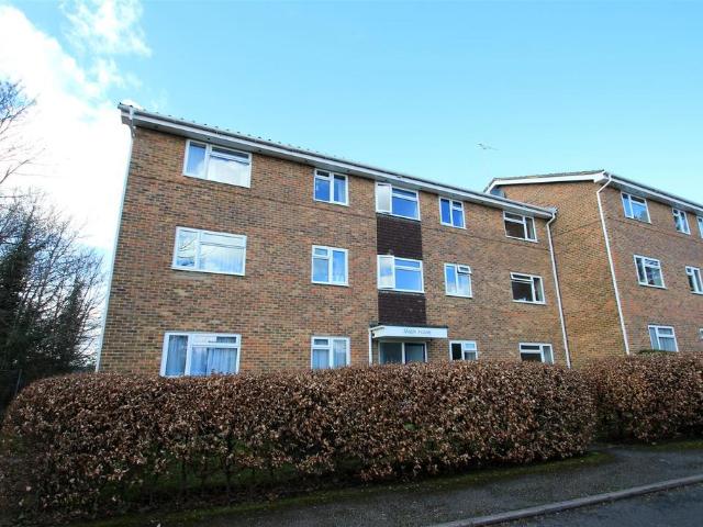 Oakfield Drive, Reigate 2 bed flat to rent £1,375 pcm £317 pw