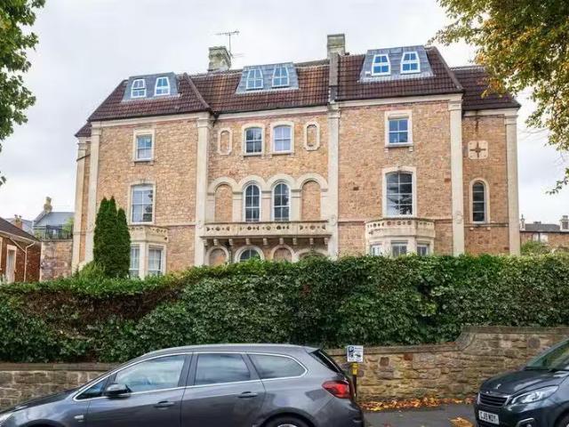 Oakfield Mansions, Clifton, Bristol, BS8 2 bed flat for sale.