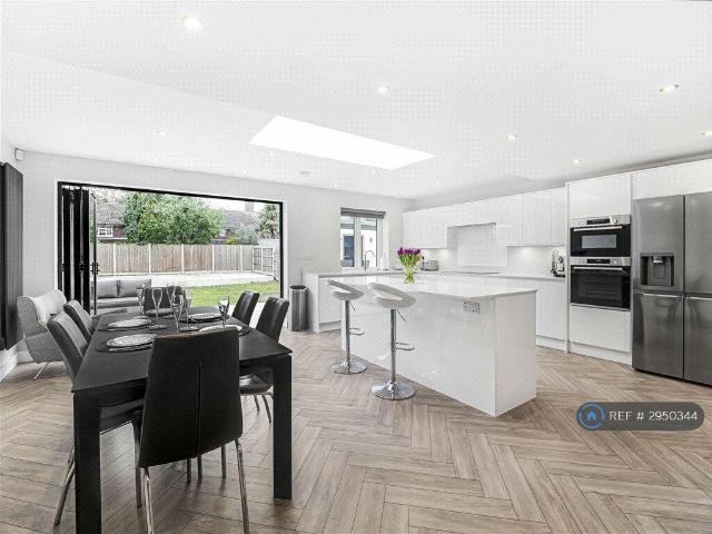 Oakfield Road, Ashford, TW15 3 bed detached house to rent £2,750 pcm £635 pw