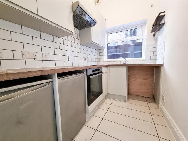 Oakfield Road, Croydon 2 bed flat to rent £1,650 pcm £381 pw