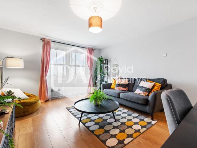 Oakfield Road, Finsbury Park Stroud. 2 bed apartment to rent £2,200 pcm £508 pw
