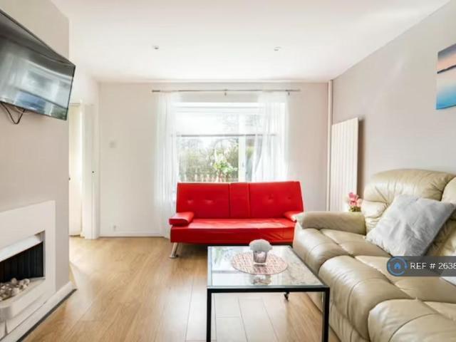 Oakfields, Stevenage, SG2 3 bed semi detached house to rent £2,250 pcm £519 pw