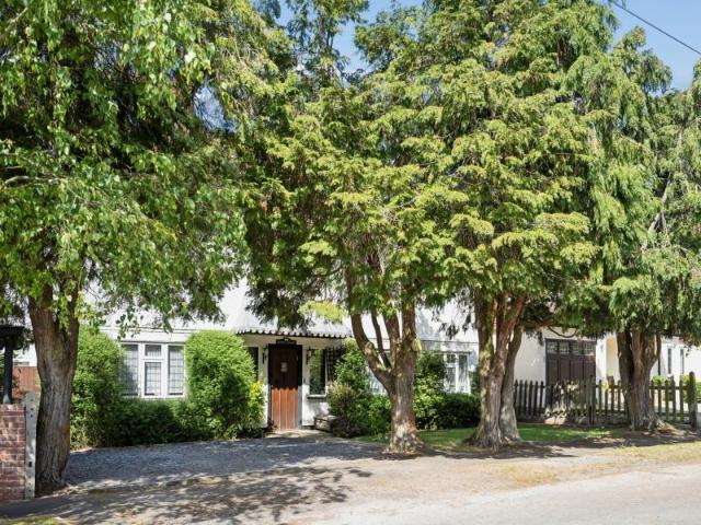 Oakhill Avenue, Pinner 5 bed detached house to rent £4,000 pcm £923 pw
