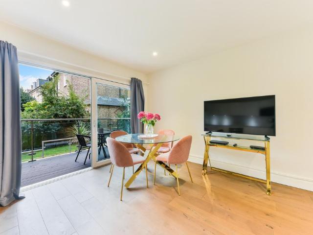 Oakhill Road, SW15 2 bed flat to rent £3,300 pcm £762 pw