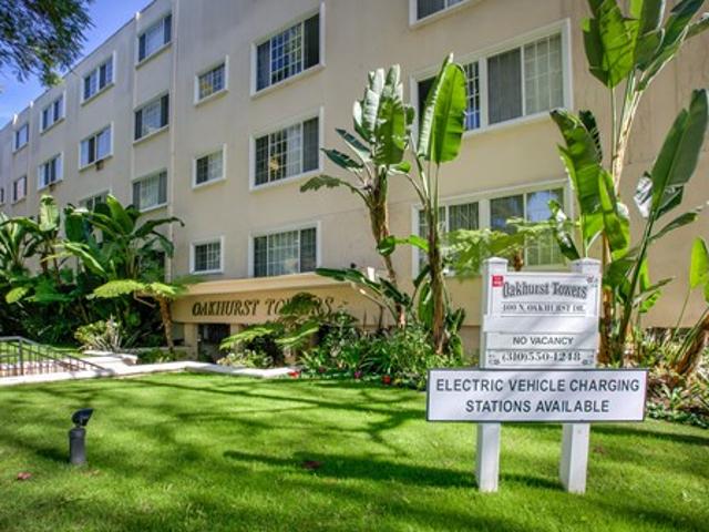 Oakhurst Towers 2 Bed 2 Bath/Den