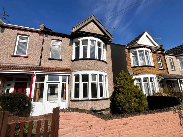 Oakhurst Road, Southend on Sea. 3 bed semi detached house to rent £1,695 pcm £391 pw