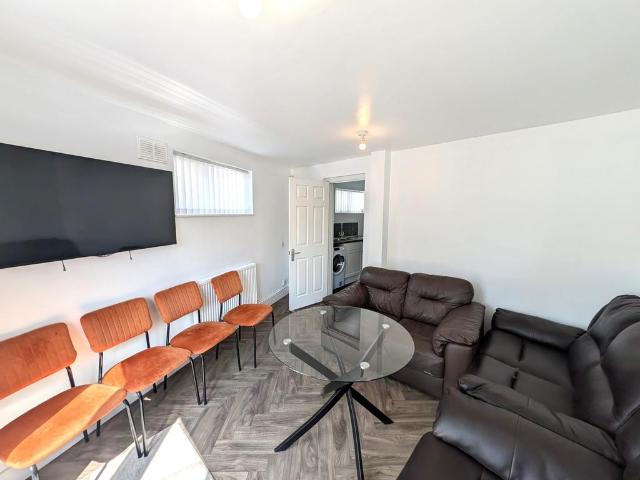 Oakington Avenue, Hayes, Middlesex, UB3 3 bed semi detached house to rent £2,350 pcm £542 pw