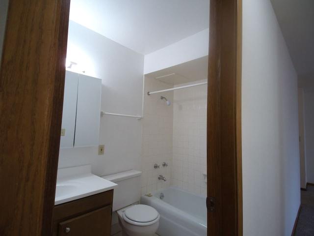 Oakland Manor Apartments 1 Bedroom Apartment for Rent at 2466 2466 2480 N Oakland Ave, Milwaukee, WI 53211