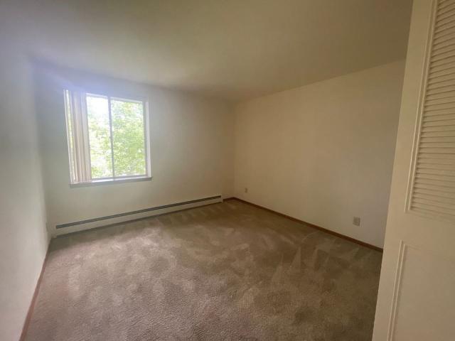 Oakland Manor Apartments 2 Bedroom Apartment for Rent at 2466 2466 2480 N Oakland Ave, Milwaukee, WI 53211