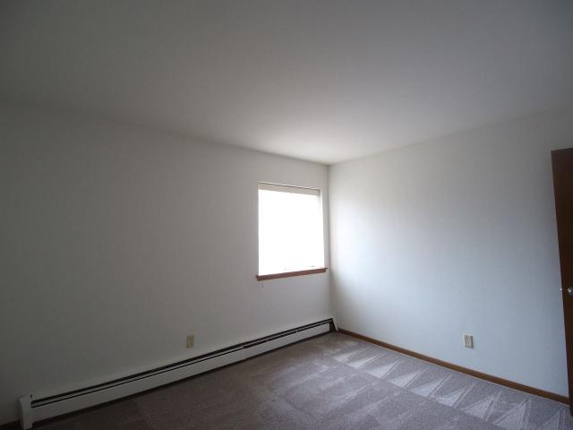 Oakland Manor Apartments 2 Bedroom Apartment for Rent at 2466 2466 2480 N Oakland Ave, Milwaukee, WI 53211