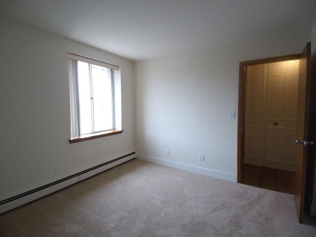 Oakland Manor Apartments 2 Bedroom Apartment for Rent at 2466 2466 2480 N Oakland Ave, Milwaukee, WI 53211