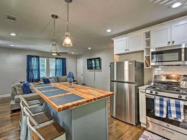 Oakland City Home near two train stations and bus