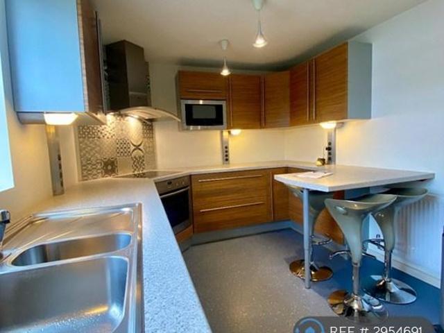 Oaklands Court, Chichester, PO19 3 bed flat to rent £1,375 pcm £317 pw