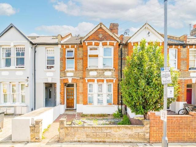 Oaklands Grove, London W12 2 bed flat to rent £2,700 pcm £623 pw