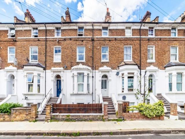 Oaklands Grove, London, W12 4 bed flat to rent £3,500 pcm £808 pw