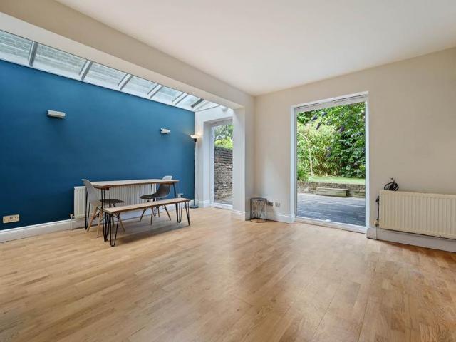Oaklands Grove, Shepherds Bush. 2 bed flat to rent £2,600 pcm £600 pw