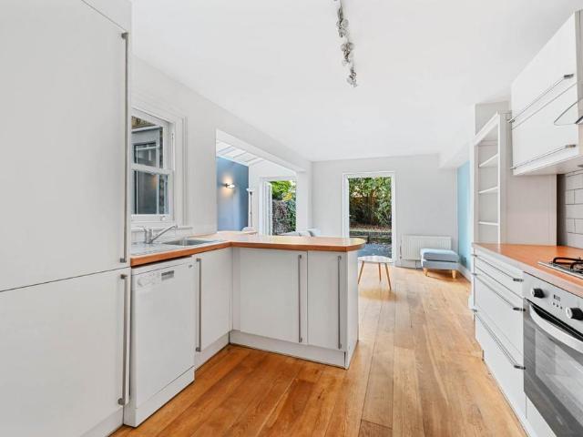 Oaklands Grove, Shepherds Bush. 2 bed flat to rent £2,600 pcm £600 pw