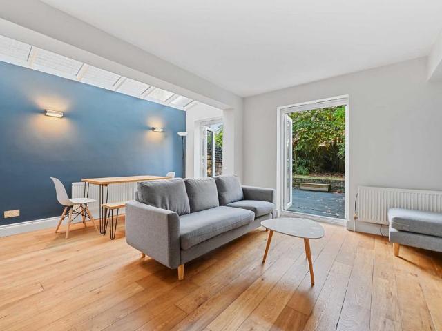 Oaklands Grove, Shepherds Bush. 2 bed flat to rent £2,600 pcm £600 pw
