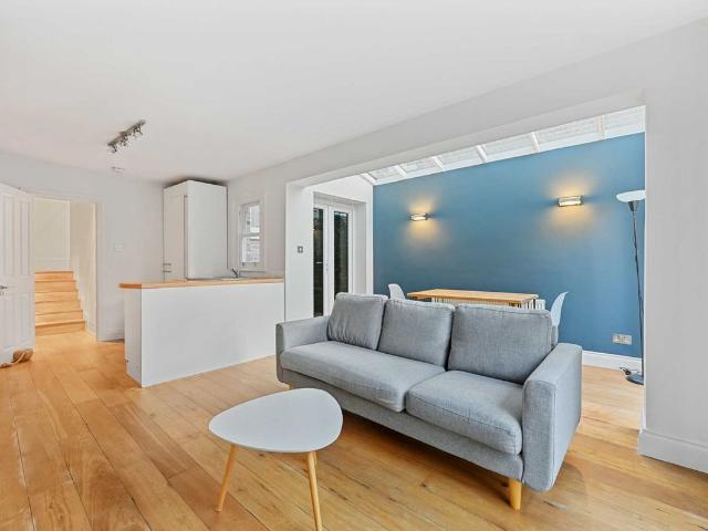 Oaklands Grove, Shepherds Bush, London W12, 2 bed flat to rent, £2,600 pcm | PrimeLocation