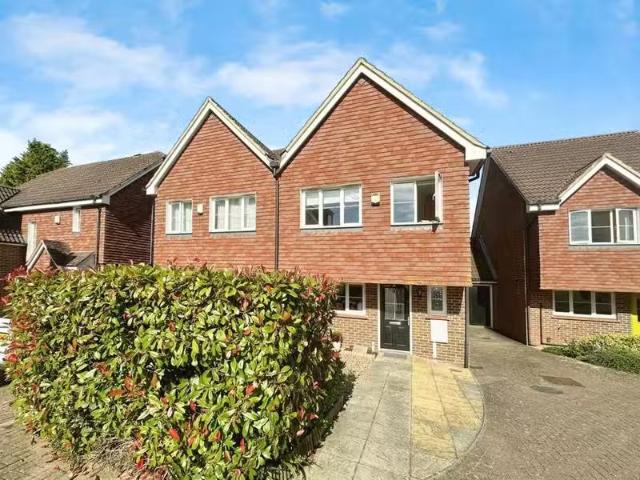 Oaklands Maidstone ME15 3 bed semi detached house to rent £1.