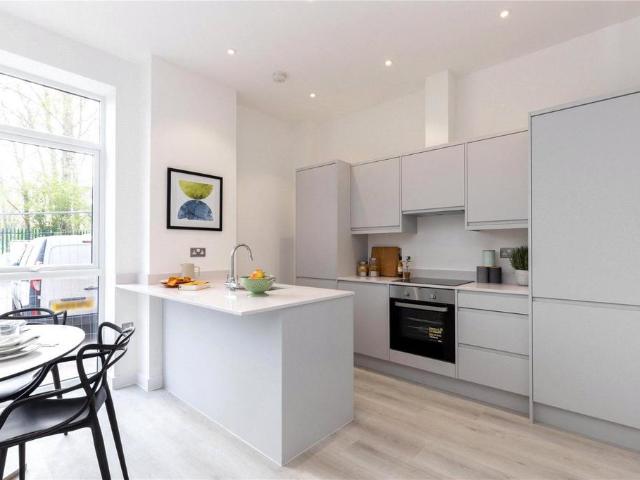 Oaklands Park, Wokingham, Berkshire. 1 bed flat to rent £1,150 pcm £265 pw