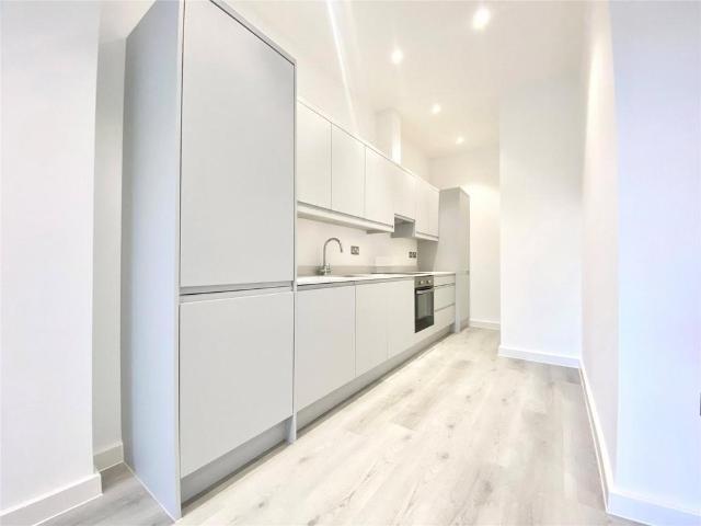 Oaklands Park, Wokingham, Berkshire. 2 bed maisonette to rent £1,450 pcm £335 pw