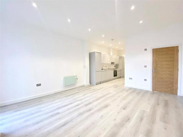 Oaklands Park, Wokingham, Berkshire. 2 bed maisonette to rent £1,450 pcm £335 pw