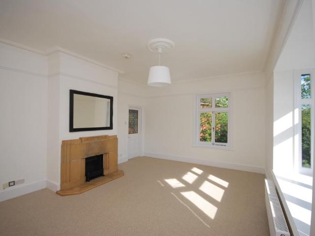 Oaklands Road Bromley BR1 2 bed flat to rent £1,795 pcm £414 pw